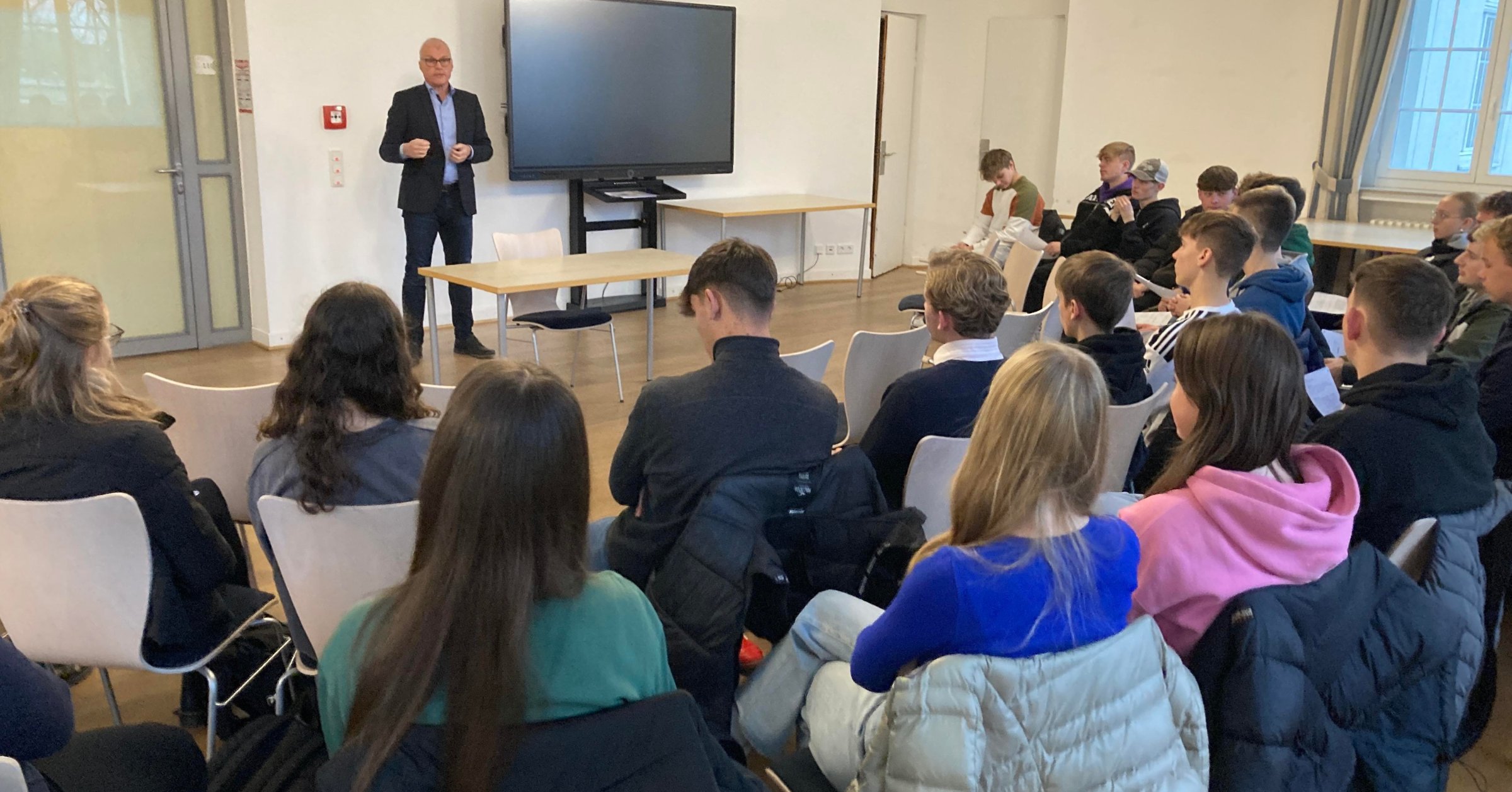 Landtagsabgeordneter spricht mit Sowi-Kurs | Erzbischöfliches St. Joseph-Gymnasium Rheinbach